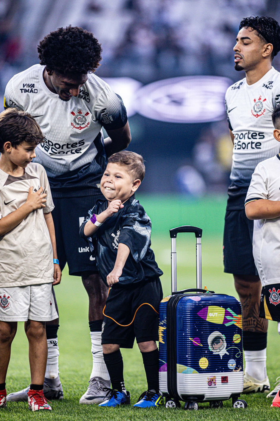 Talles Magno e Matheus Bidu com torcedor mirim