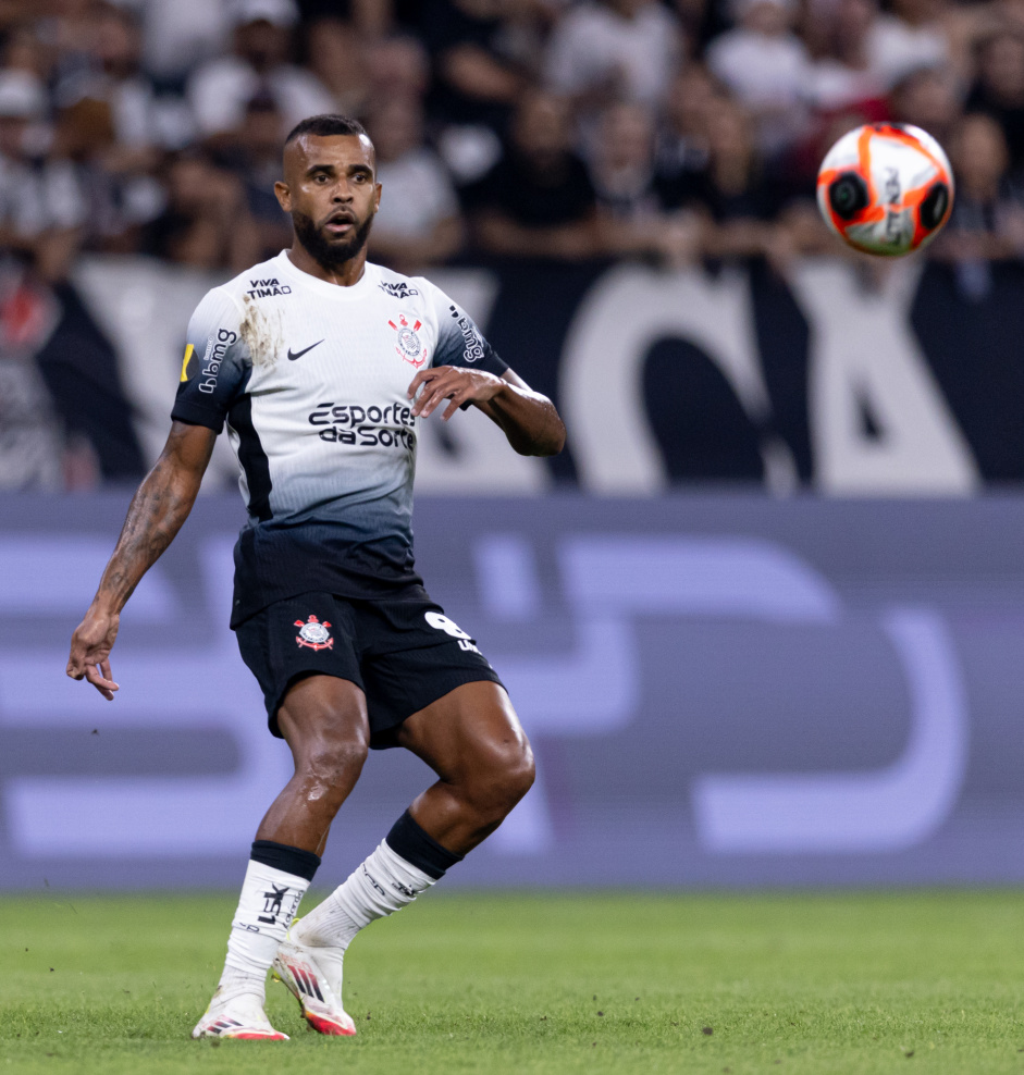 Alex Santana lança bola contra o Guarani