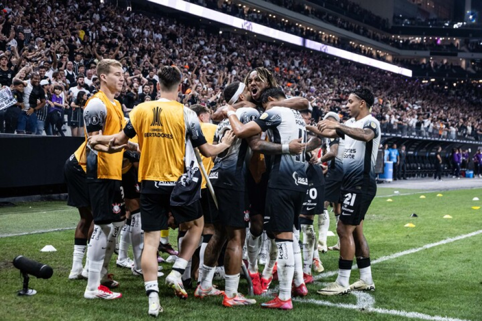 Elenco do Corinthians vibra no terceiro gol diante da Universidad ...