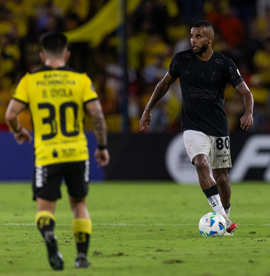 Alex Santana com a bola durante partida entre Corinthians e Barcelona
