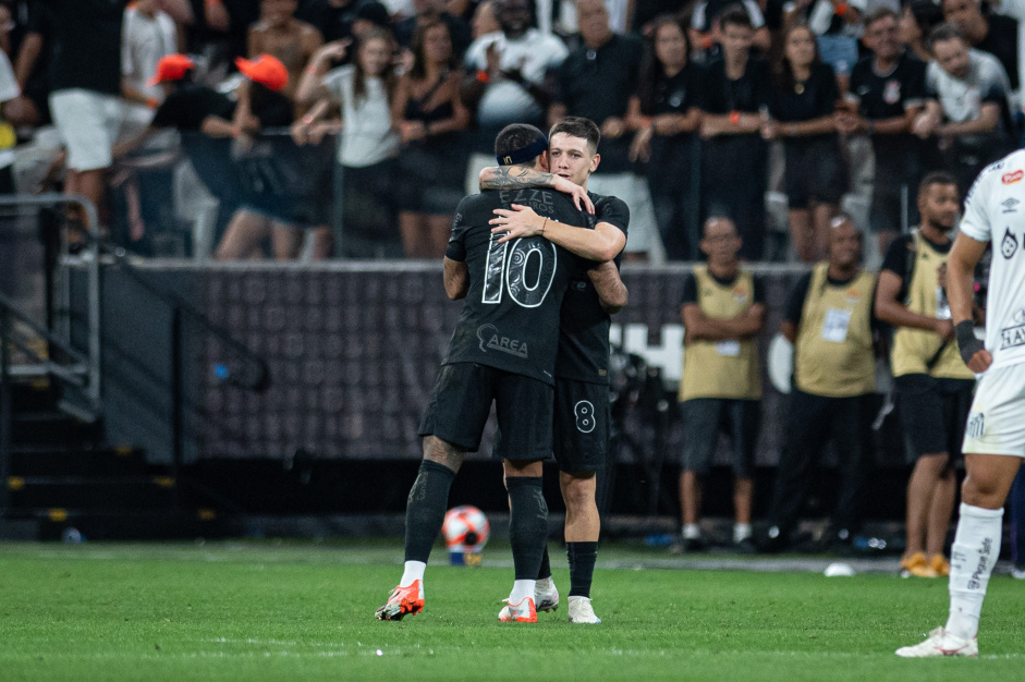 Memphis Depay abraçando Rodrigo Garro em decisão do Estadual