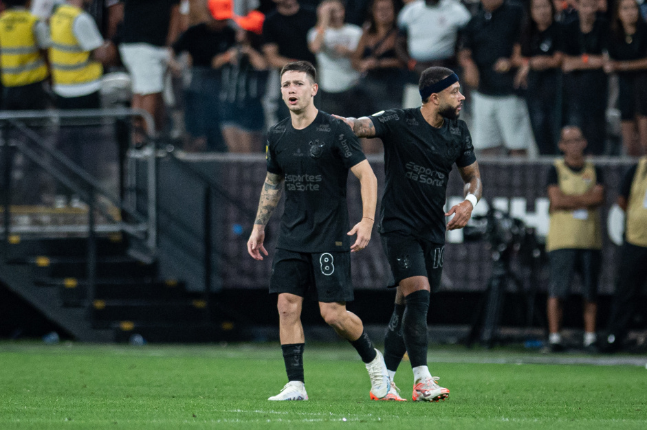 Rodrigo Garro e Memphis Depay durante decisão do Corinthians no Estadual