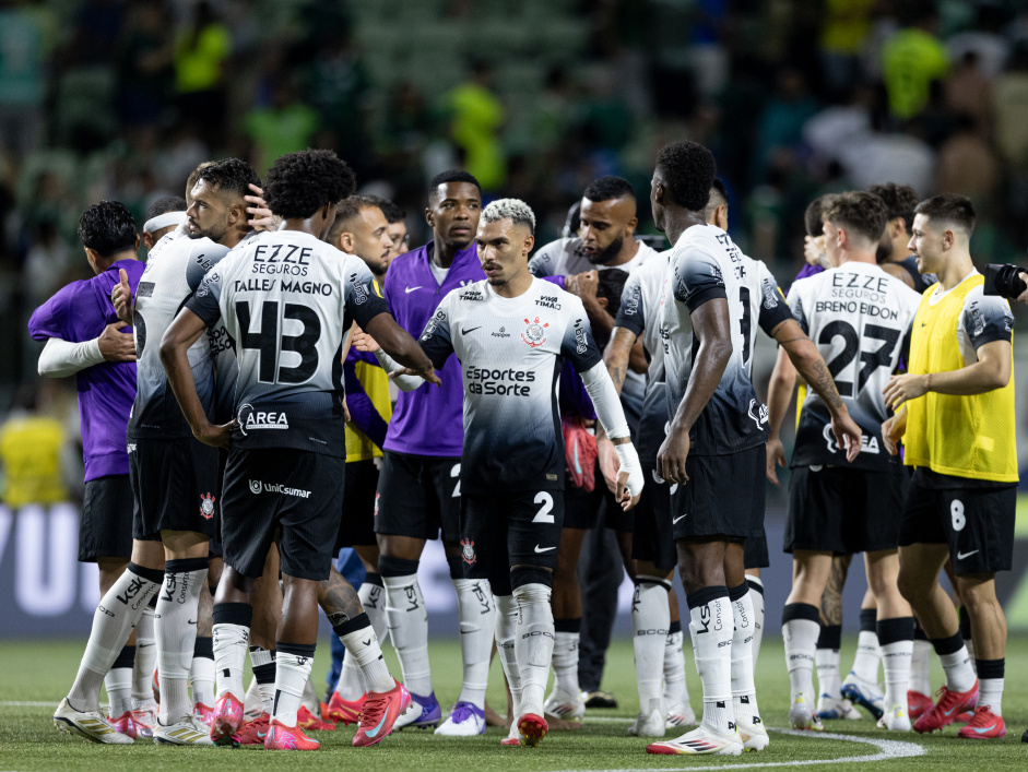 Elenco do Corinthians comemora vitória no Dérbi