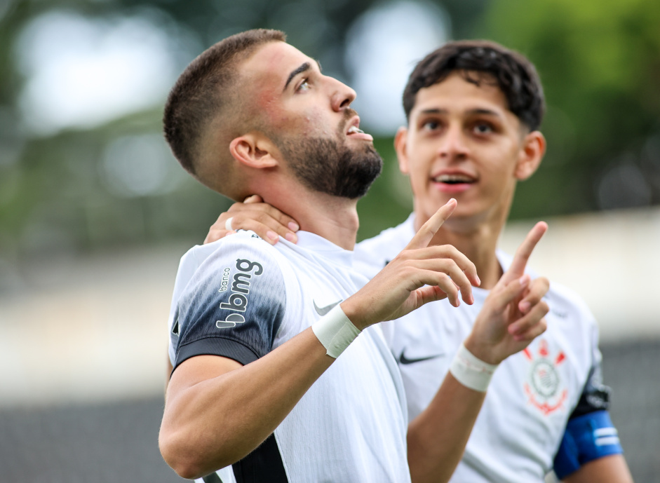 Jesse Costa e Fernando Vera comemoram gol marcado contra o Grêmio