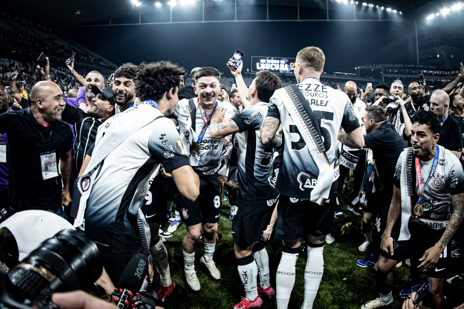 Elenco do Corinthians comemorando o título do Paulistão