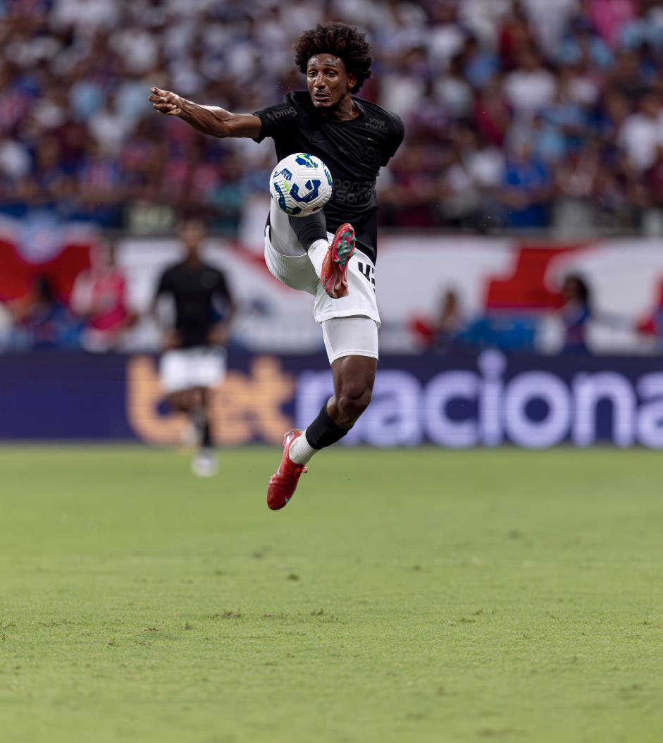 Talles Magno pulando para dominar uma bola no ataque do Corinthians