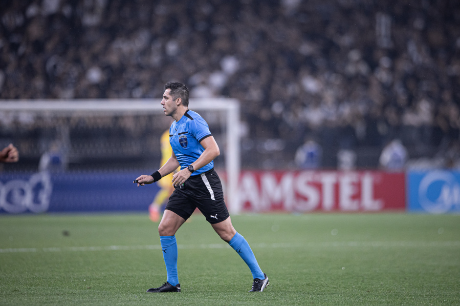 Árbitro Christian Garay na estreia da Sul-Americana contra o Huracán