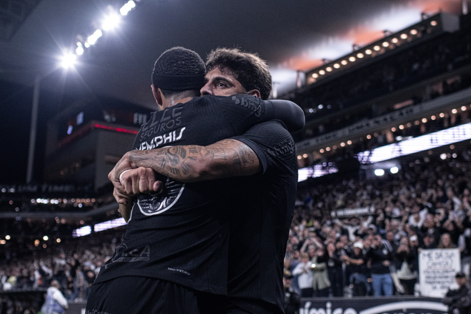 Memphis Depay e Yuri Alberto comemorando gol contra o Vasco