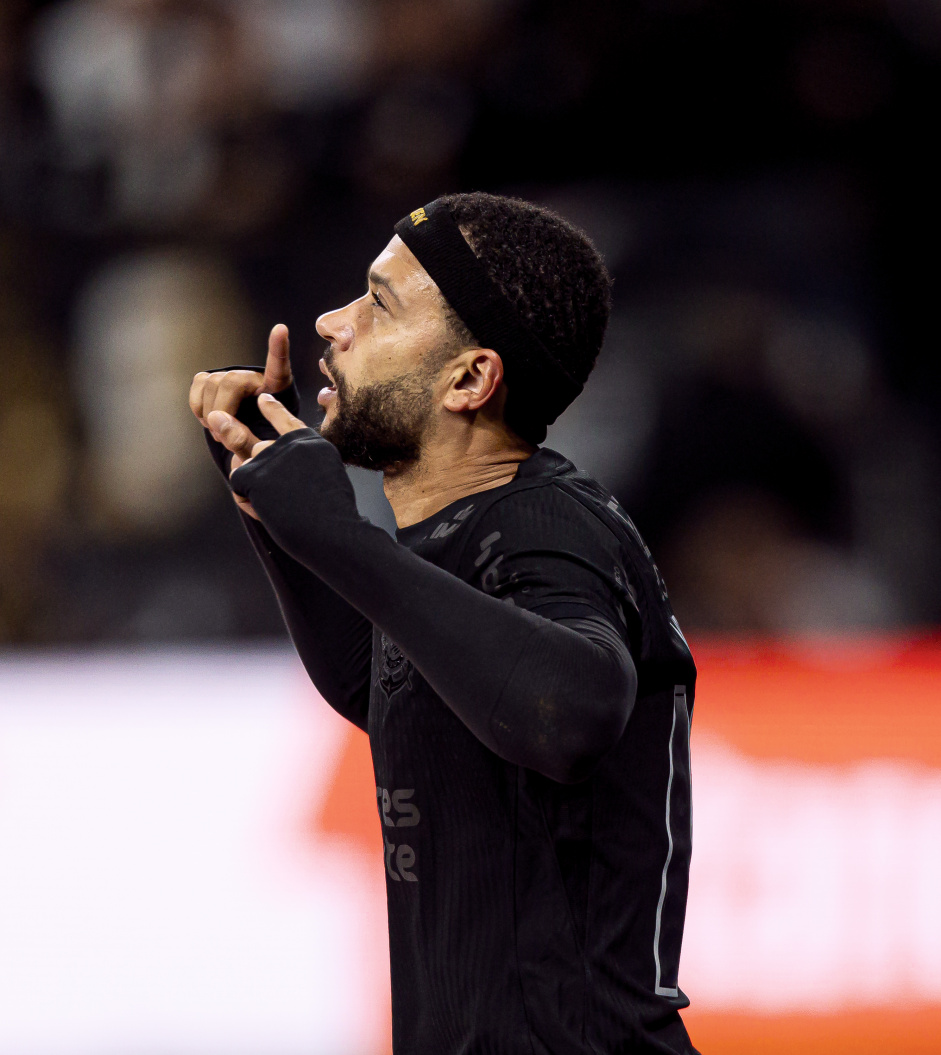 Memphis Depay comemorando terceiro gol pelo Corinthians na temporada