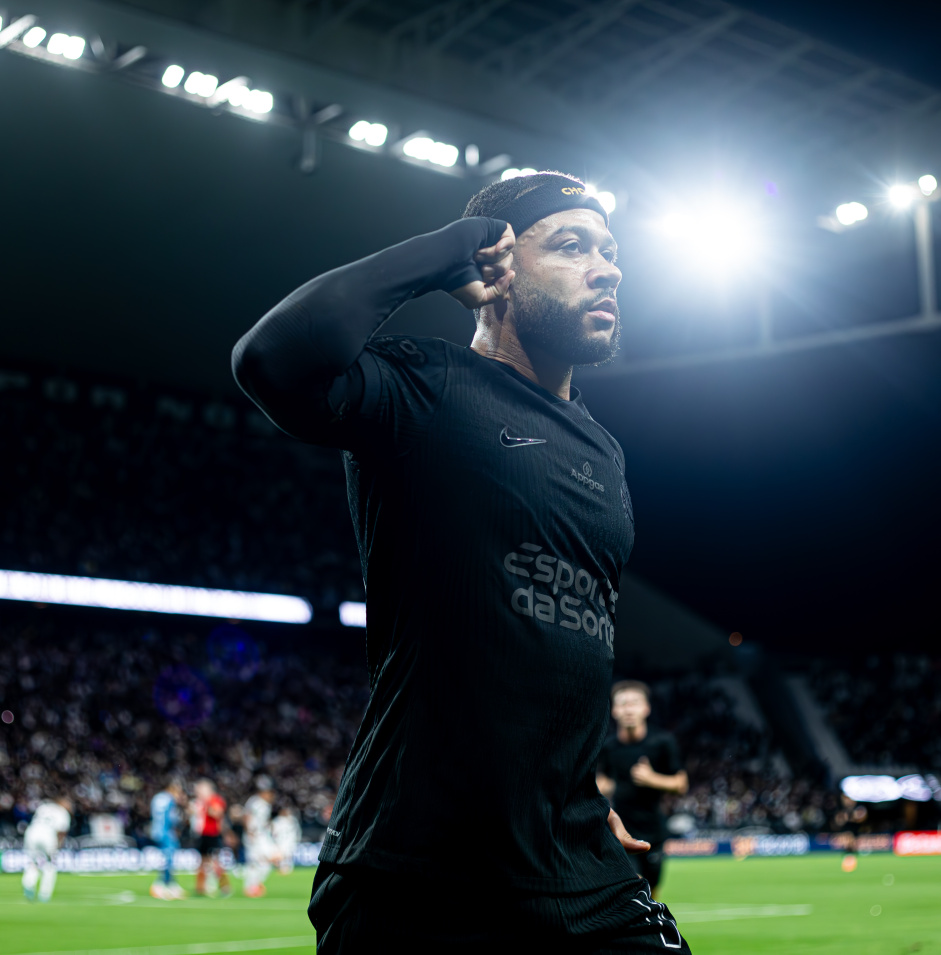 Memphis Depay comemorando terceiro gol pelo Corinthians na temporada
