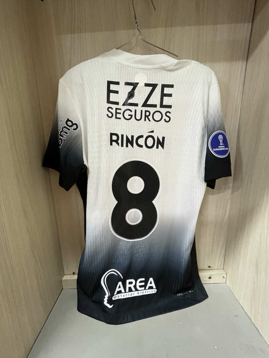 Camisa do Corinthians é personalizada com homenagem a Freddy Rincón