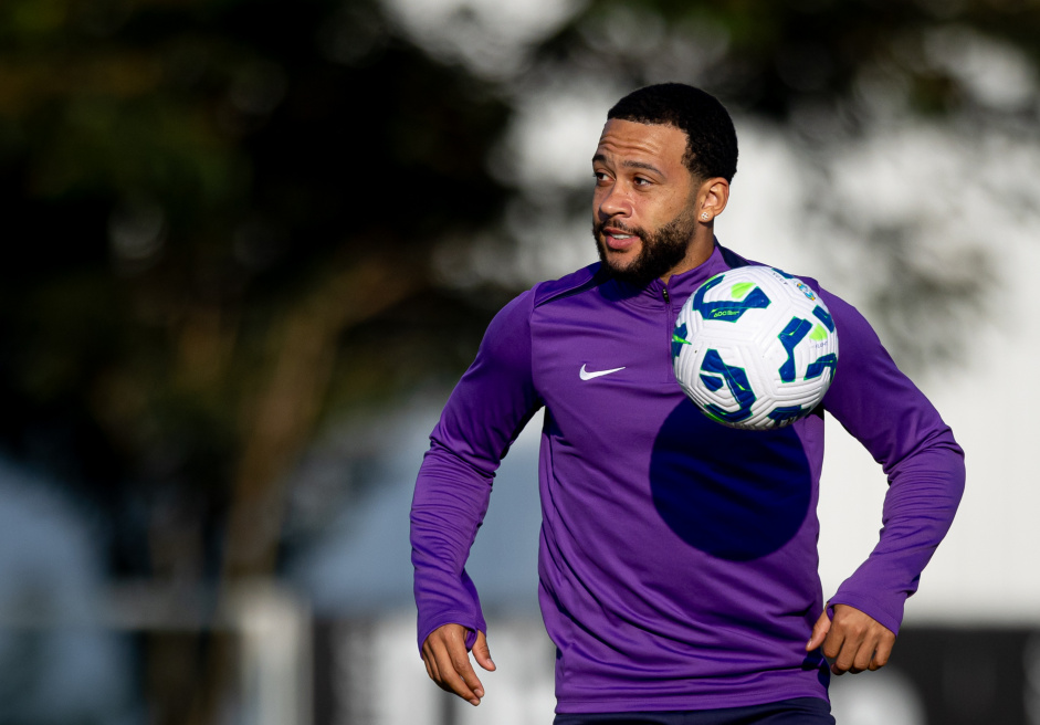Memphis Depay pelo Corinthians em treino