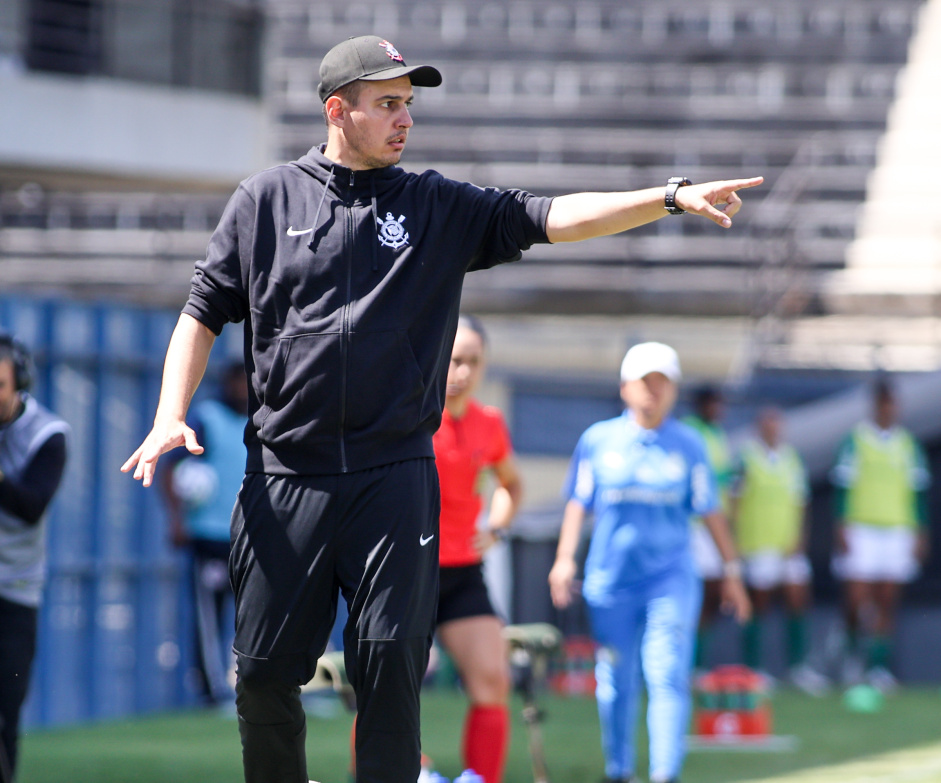Lucas Piccinato orientando a equipe do Corinthians em confronto contra ...