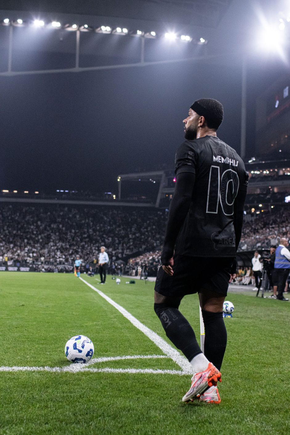 Memphis Depay antes de escanteio pelo Corinthians