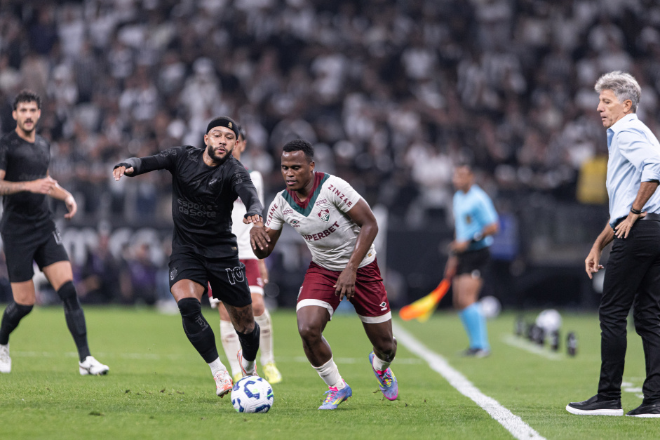 Memphis Depay pelo Corinthians contra o Fluminense