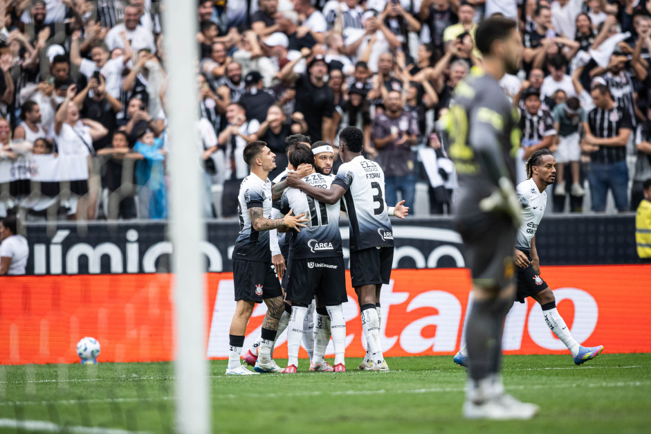 Elenco do Corinthians comemora gol contra o Sport