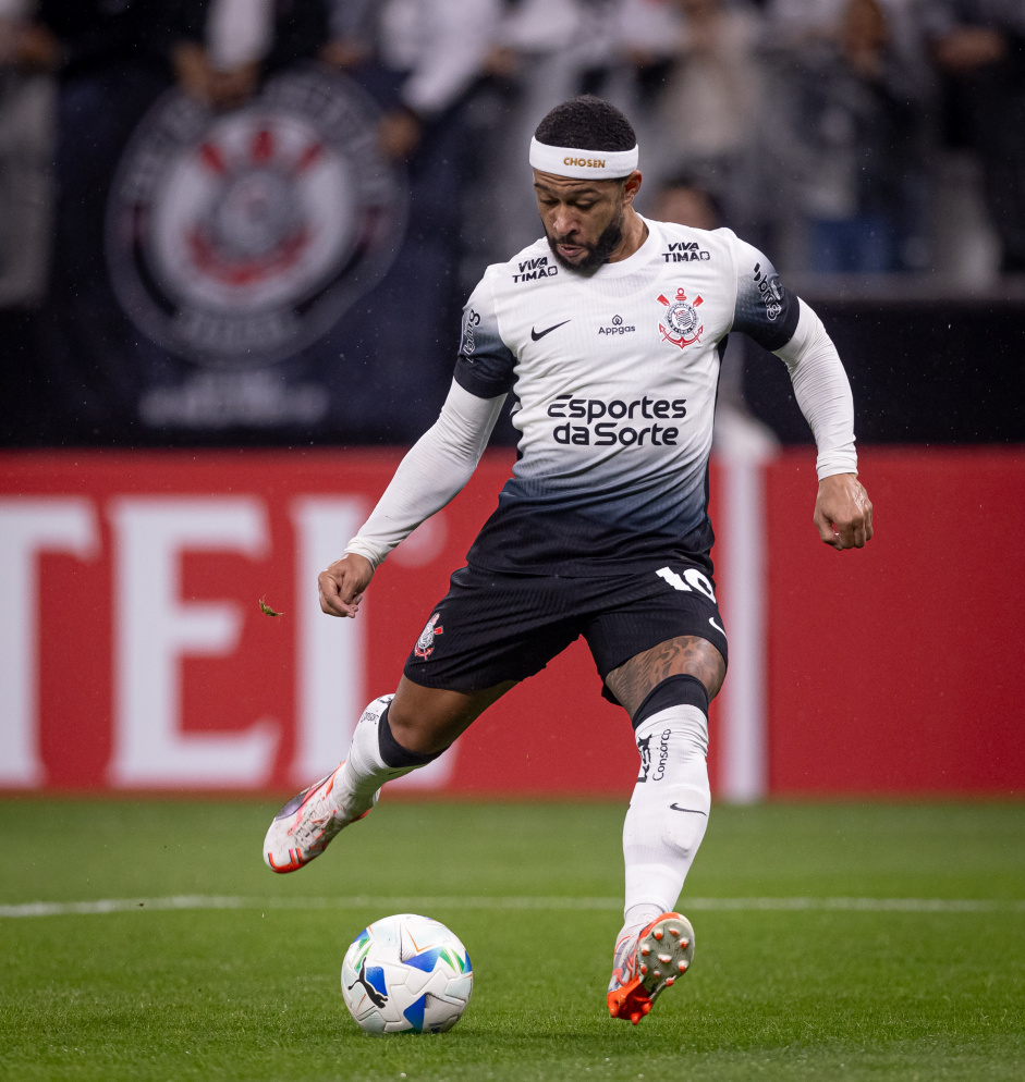 Memphis Depay durante jogo do Corinthians