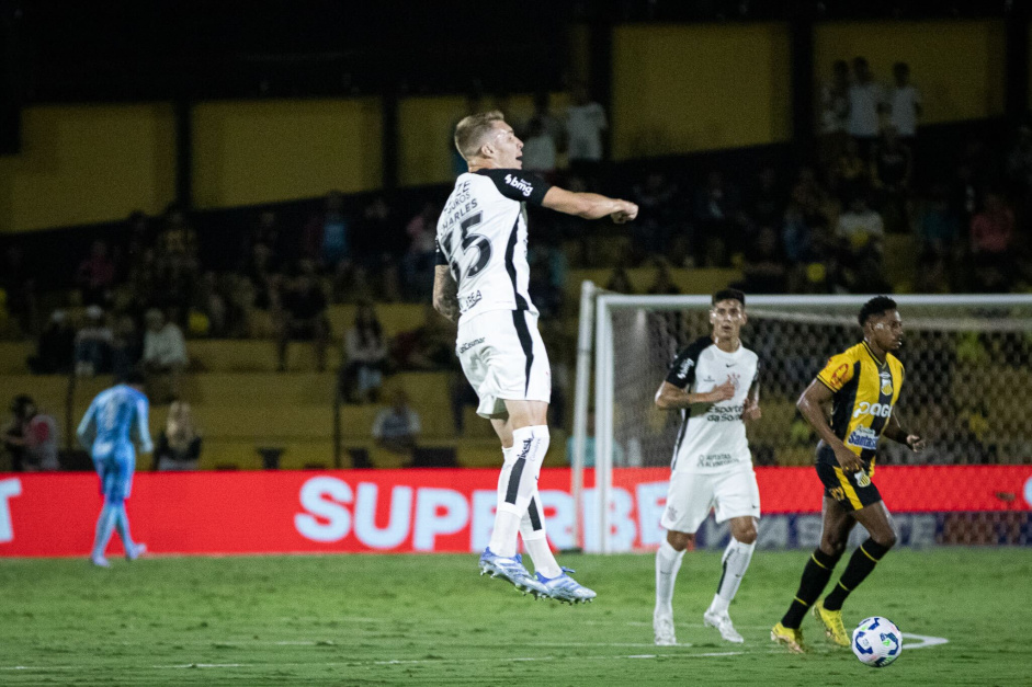 Charles e Fabrizio Angileri durante jogo do Corinthians contra o ...
