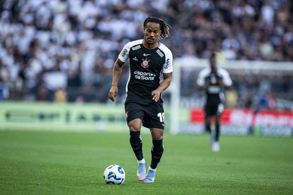 Carrillo avançando no clássico entre Corinthians e Santos, pela nona ...