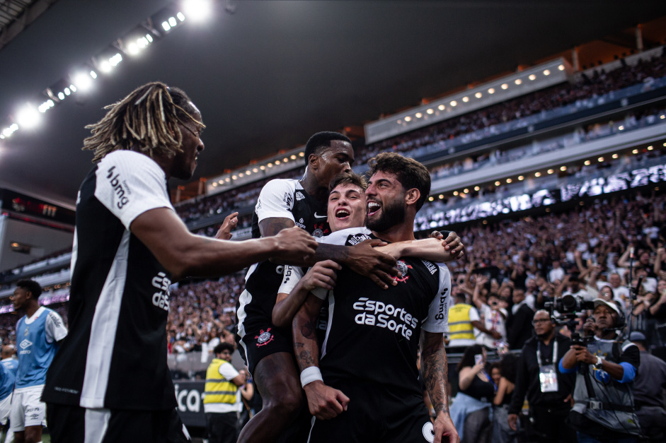 Carrillo, Cacá e Bidon comemorando tento marcado por Yuri contra o Santos