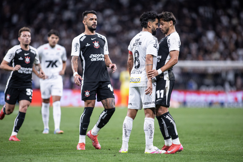 Romero encarando Tomás Rincón na partida entre Corinthians e Santos