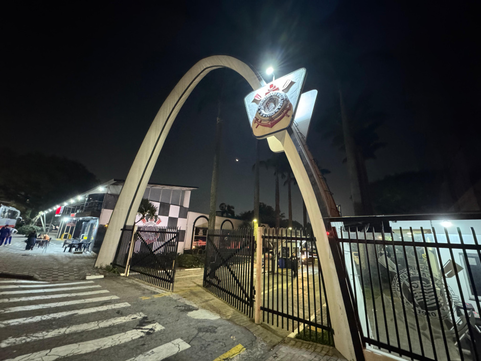 Portões entreabertos no Parque São Jorge