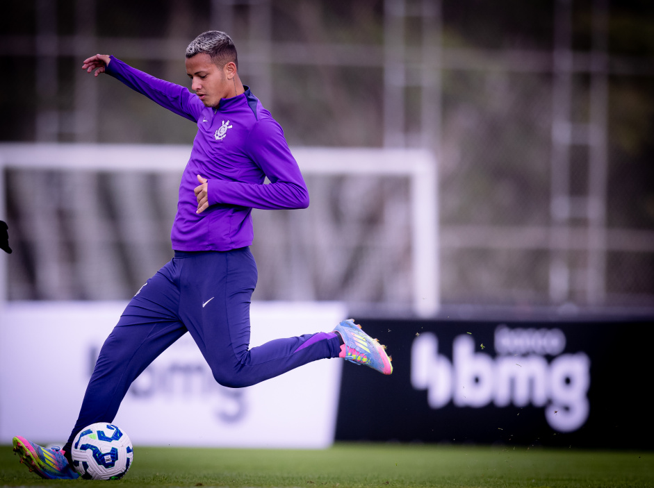 Kayke com a bola durante treino do Corinthians