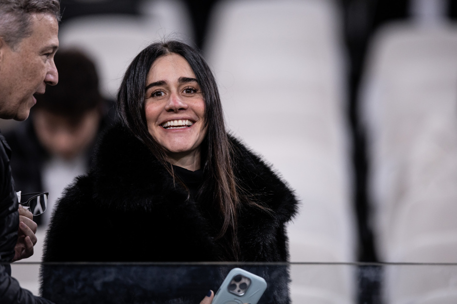 Atriz Alessandra Negrini como torcedora em jogo do Corinthians