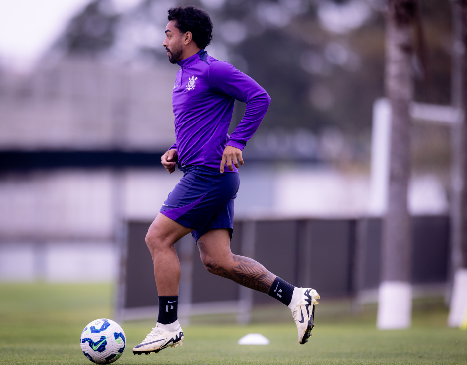 Matheus Bidu atento no treinamento do Corinthians