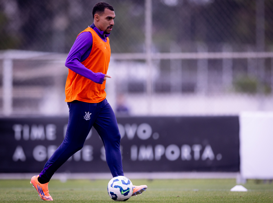 Matheus Bidu com a bola dominada no campo de treino do Corinthians no ...