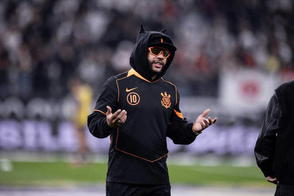 Memphis Depay com a nova camisa durante aquecimento