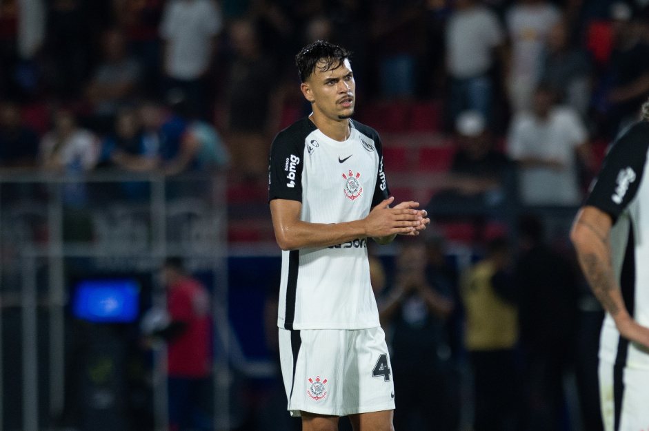 João Pedro Tchoca em ação diante do Red Bull Bragantino pelo Brasileiro