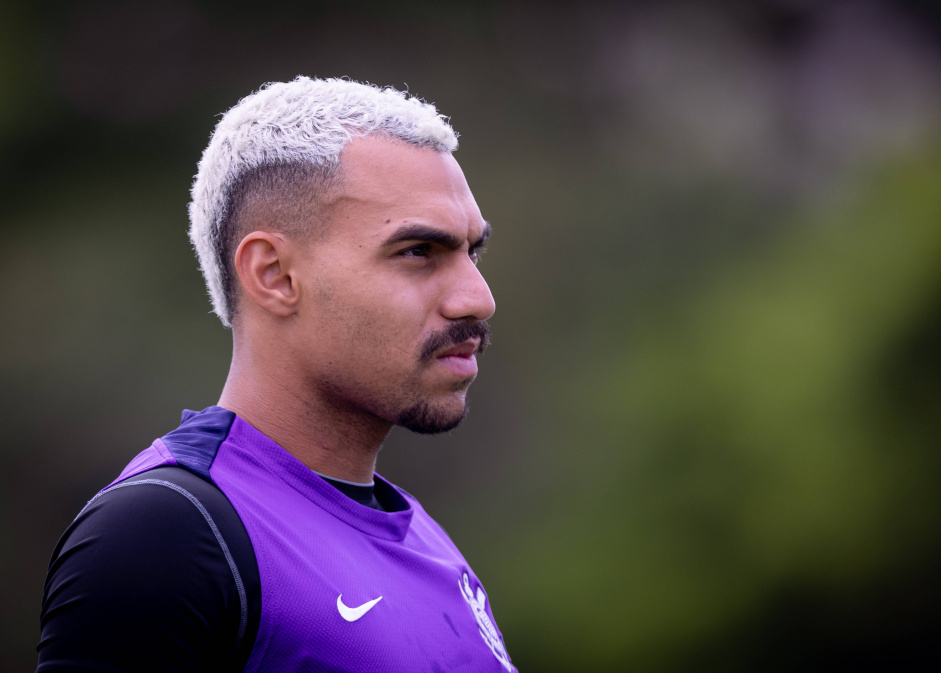 Matheuzinho durante treino do Corinthians