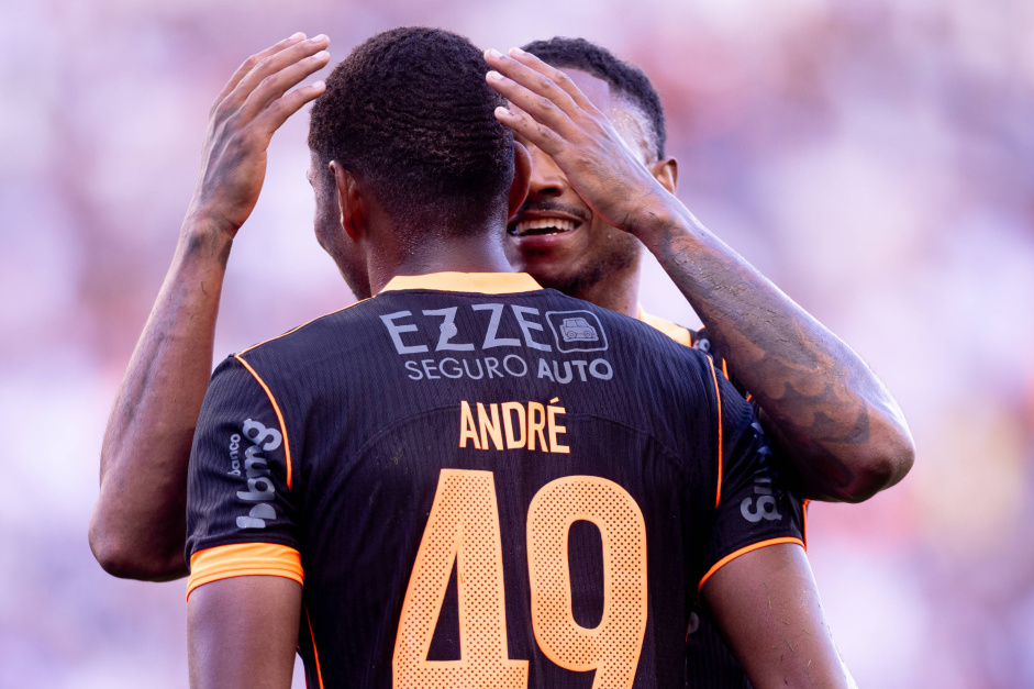 André Luiz e Vitinho comemoram gol do Corinthians